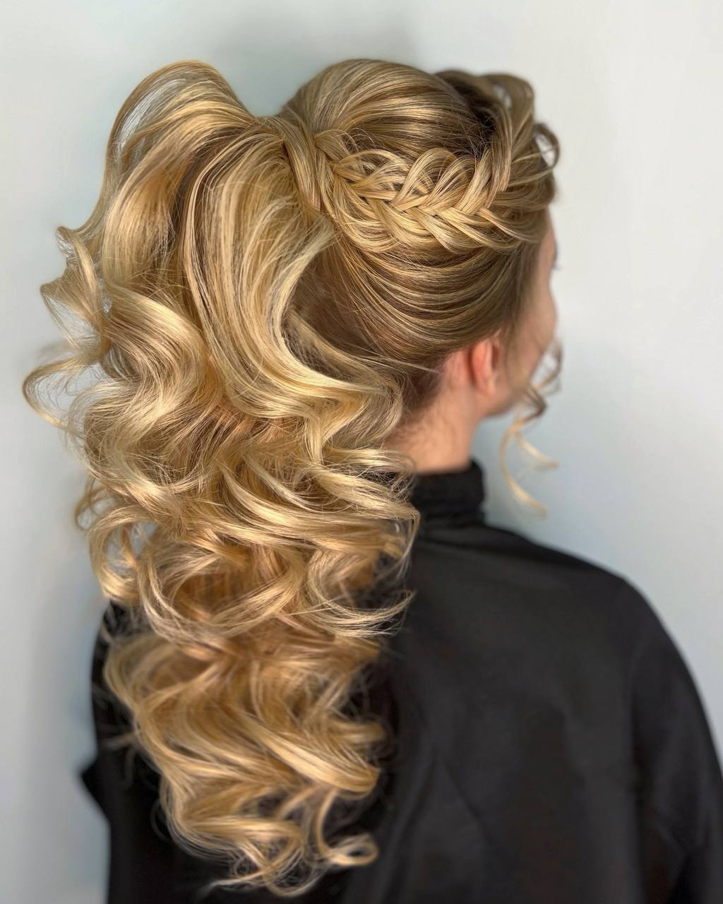 Peinado con coleta alta elegante